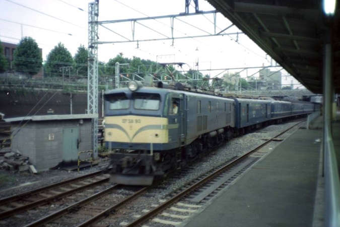 旧型旅客用電気機関車の最後を飾る流線形の傑作機「EF58形」 - 日本の旅・鉄道見聞録